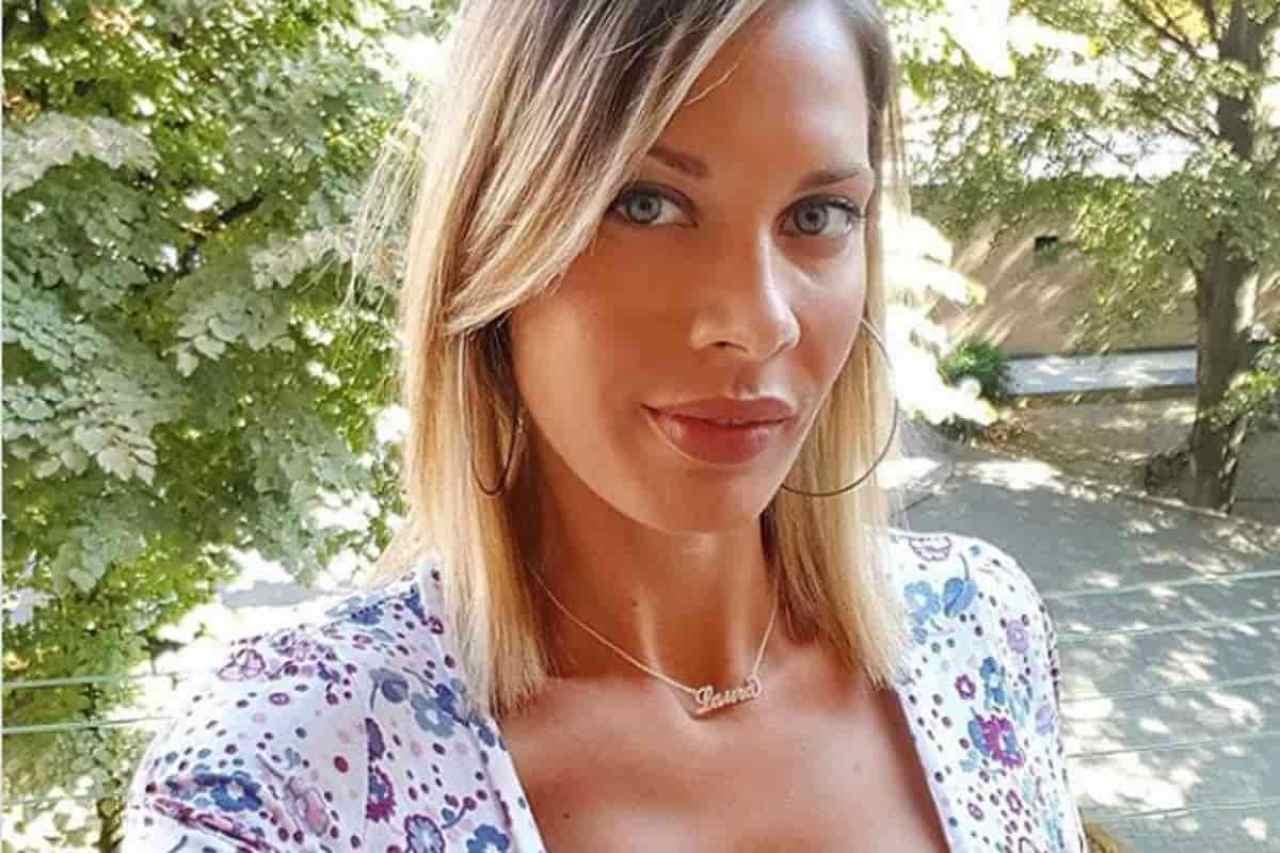 Laura d’Amore: bellissima in top bianco e short nel parco siciliano