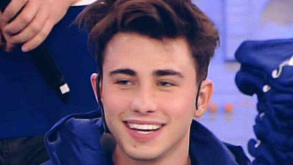 Riki, ve lo ricordate il cantante ad "Amici"? Ecco com'è cambiato - Kronic